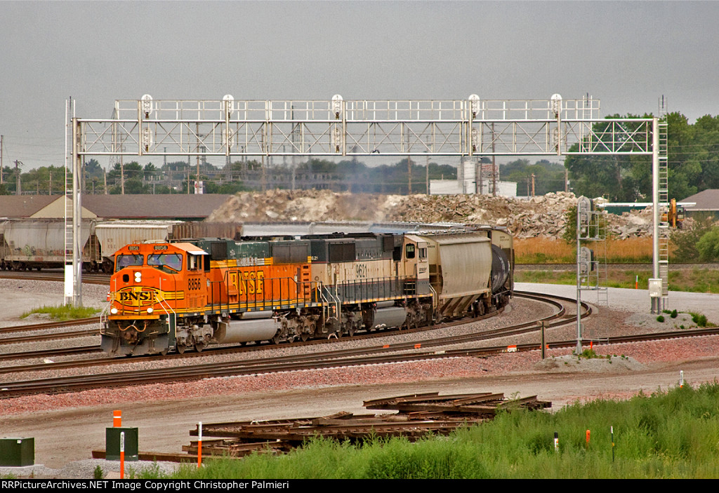 BNSF 8856 and BNSF 9621 Lead M-LINLIN1-09